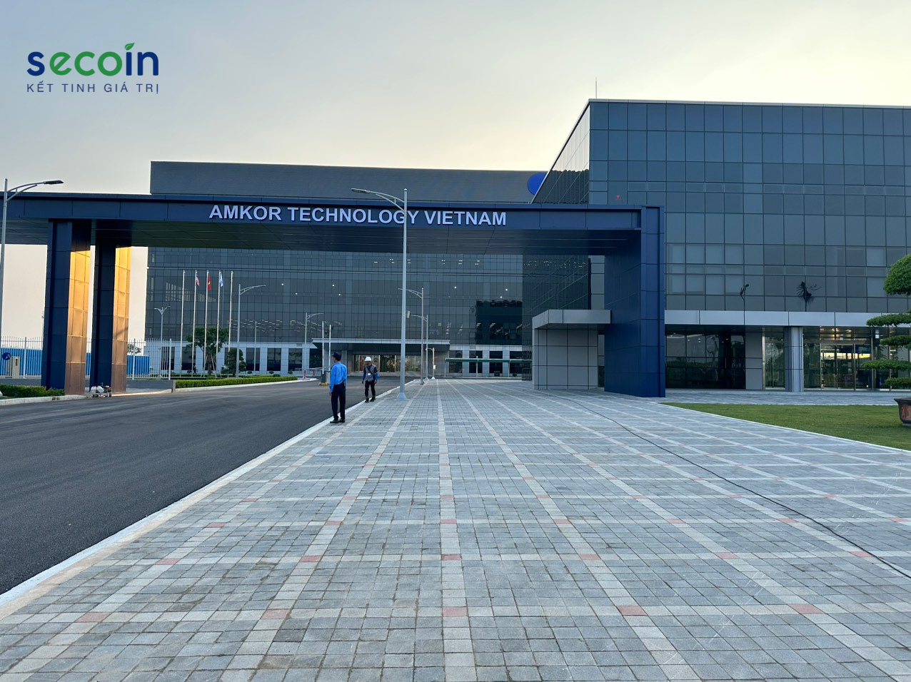 Gạch lát tự chèn tại Nhà máy Amkor Technology Việt Nam- Khu công nghiêp Yên Phong - Bắc Ninh